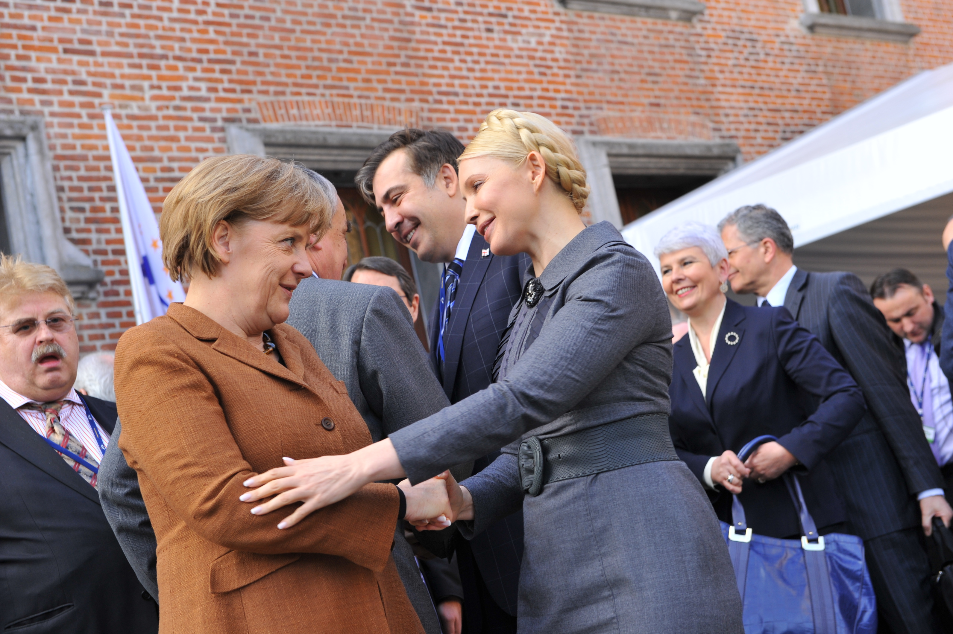 Angela Merkel und Julia Timoschenko beim EPP Summit im März 2011 ...